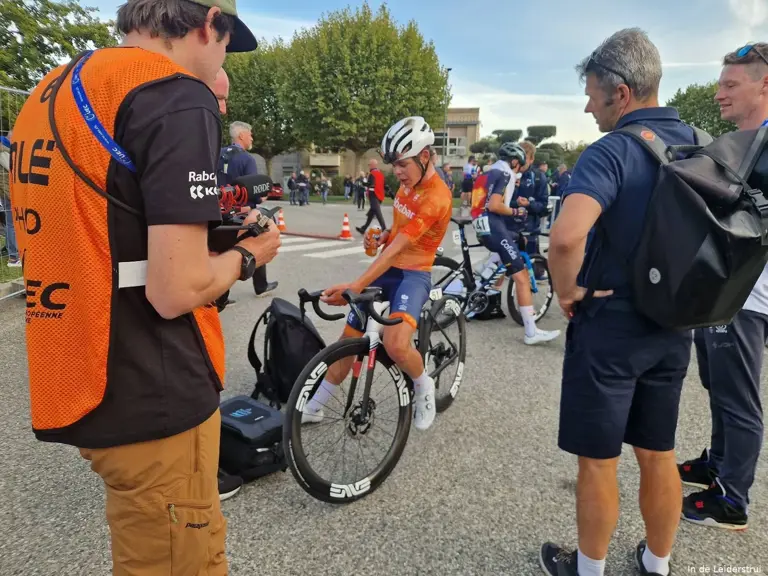 UAE verlengt met sterkhouders, maar maakt ook beloftenploeg bekend, met ...