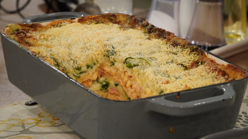 Aprendé a cocinar lasagna de pollo, queso y salsa blanca