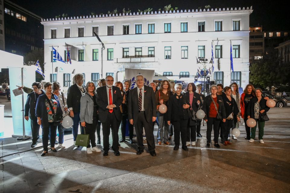 Ροζ φωταγωγήθηκε το Δημαρχείο της Αθήνας για τον μήνα του καρκίνου του ...