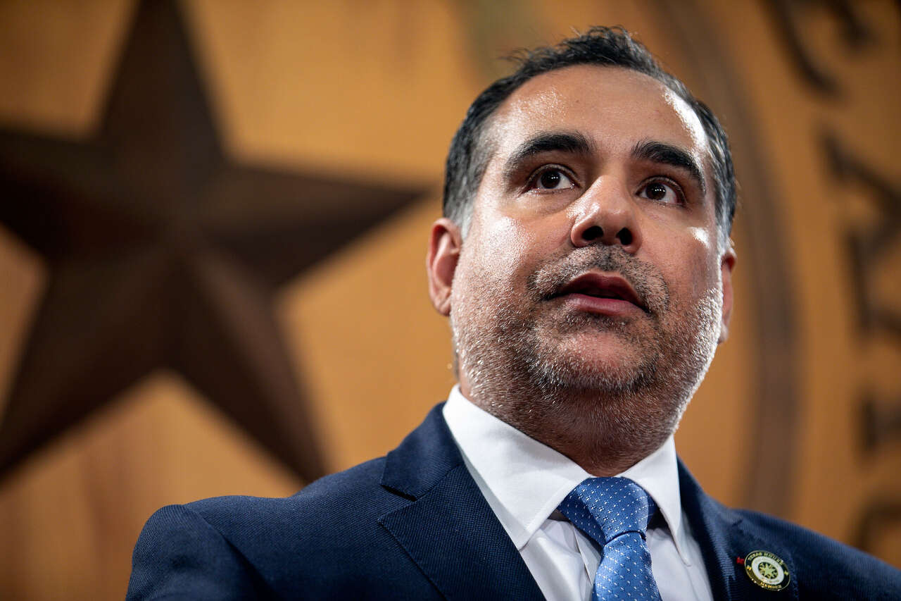 Eagle Pass state representative asks Abbott to remove razor wire