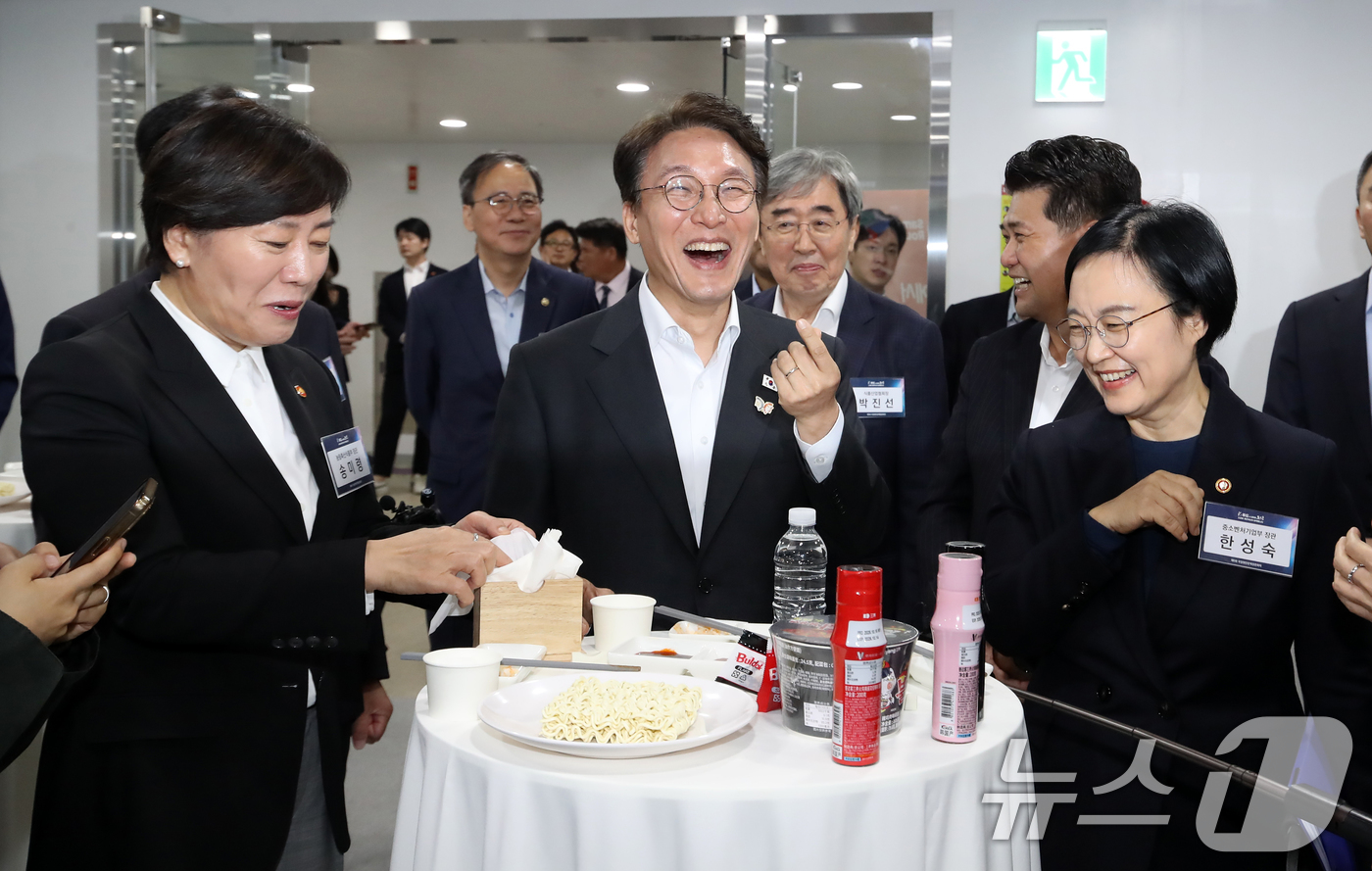 APEC CEO 서밋 환영만찬 호스트 金총리…젠슨 황 등 만나 K-세일즈