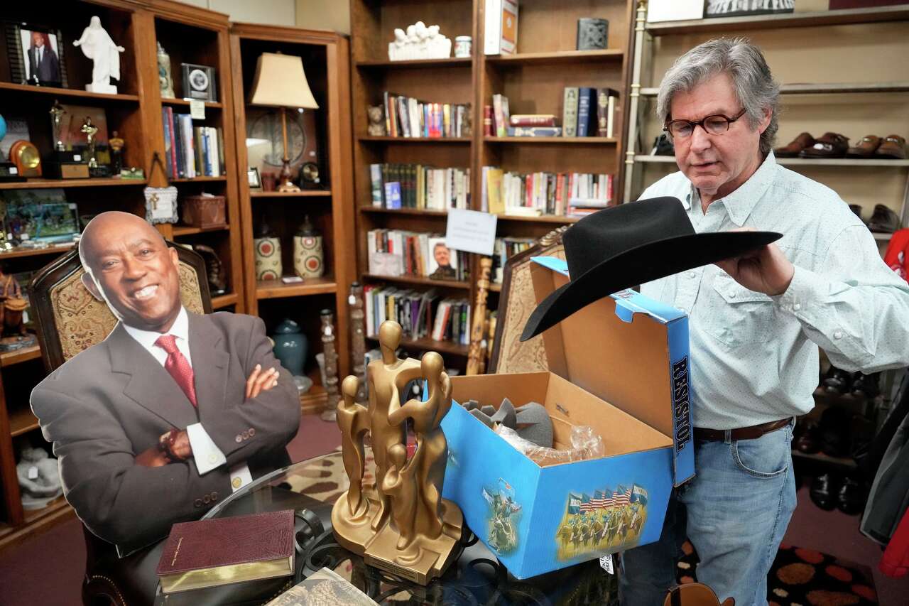 Houstonians line up to buy items of late Mayor and U.S. Rep. Sylvester ...