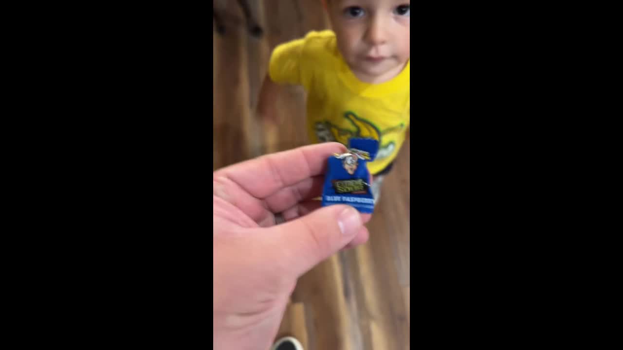 US Toddler tries Warhead for the first time, makes hilariously sour ...