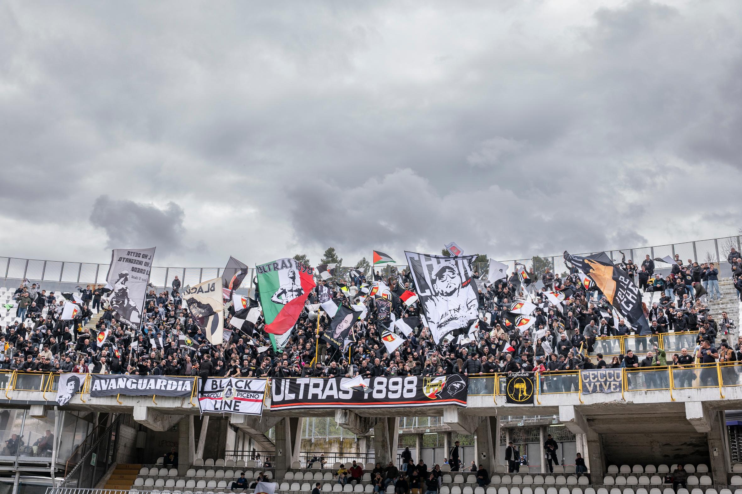 Tifoso dell'Ascoli con petardi, mazza da baseball e cocaina: daspo di 5 ...