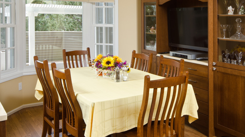 This Once-Popular Furniture Graced Every Pre-'90s Dining Room (Or Kitchen)