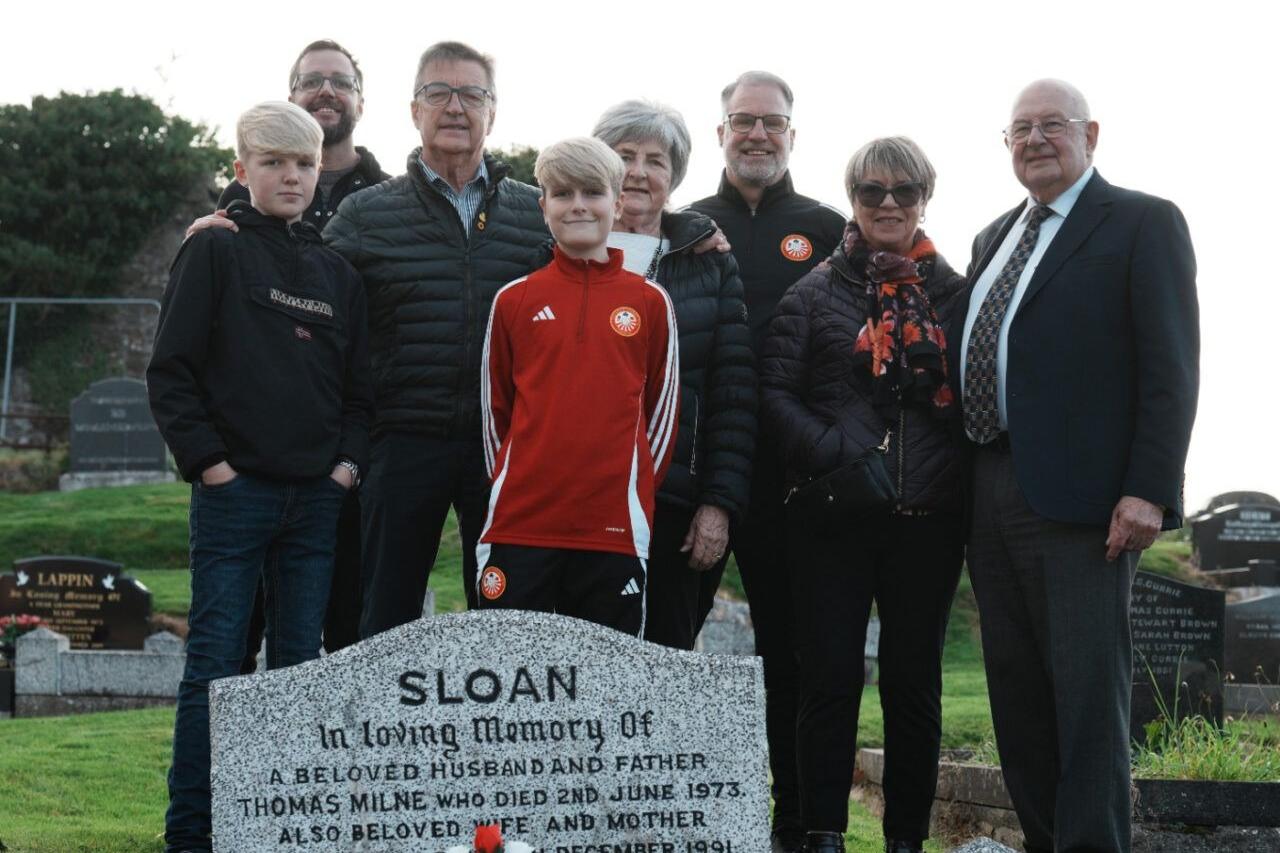 Portadown FC and Linfield pay tribute to former FA Cup winner Tommy Sloan