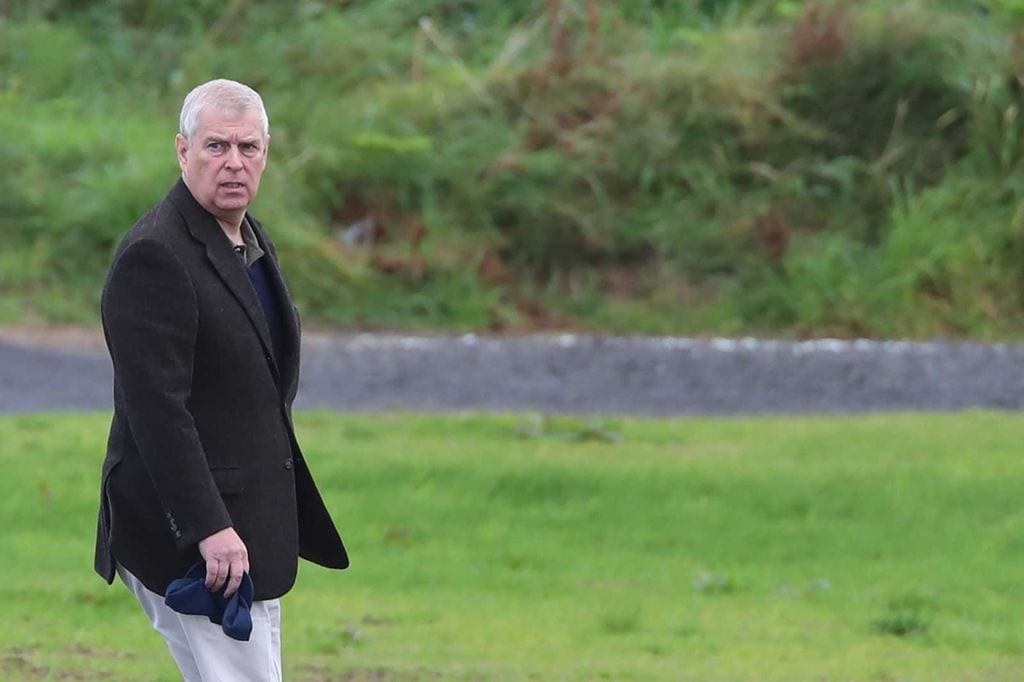 El príncipe Andrés cede a la presión y negocia con Carlos III para ...