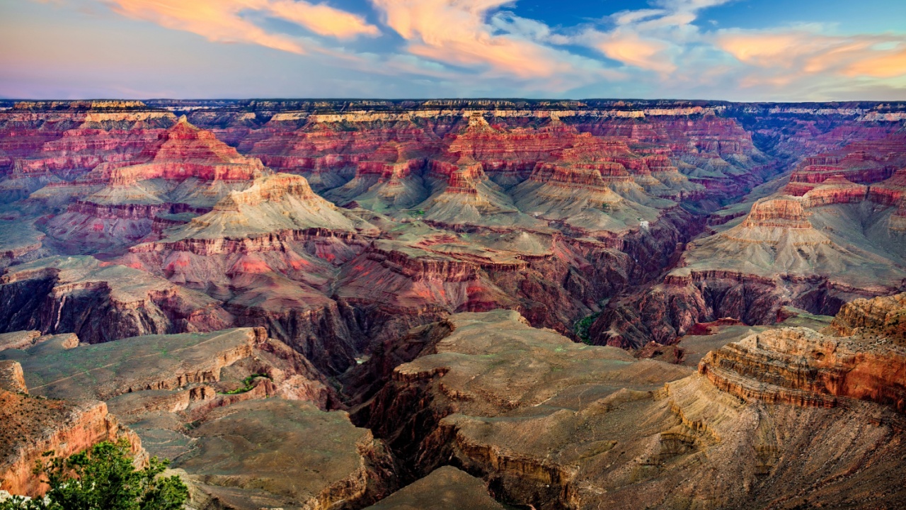 A peaceful drive through the Grand Canyon with unforgettable views