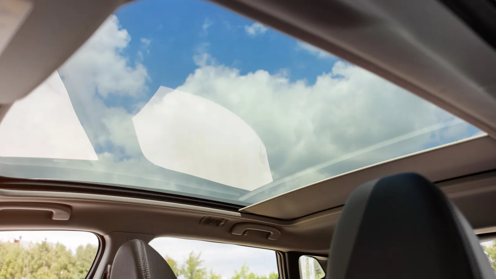 What’s the difference between a moonroof and a sunroof?