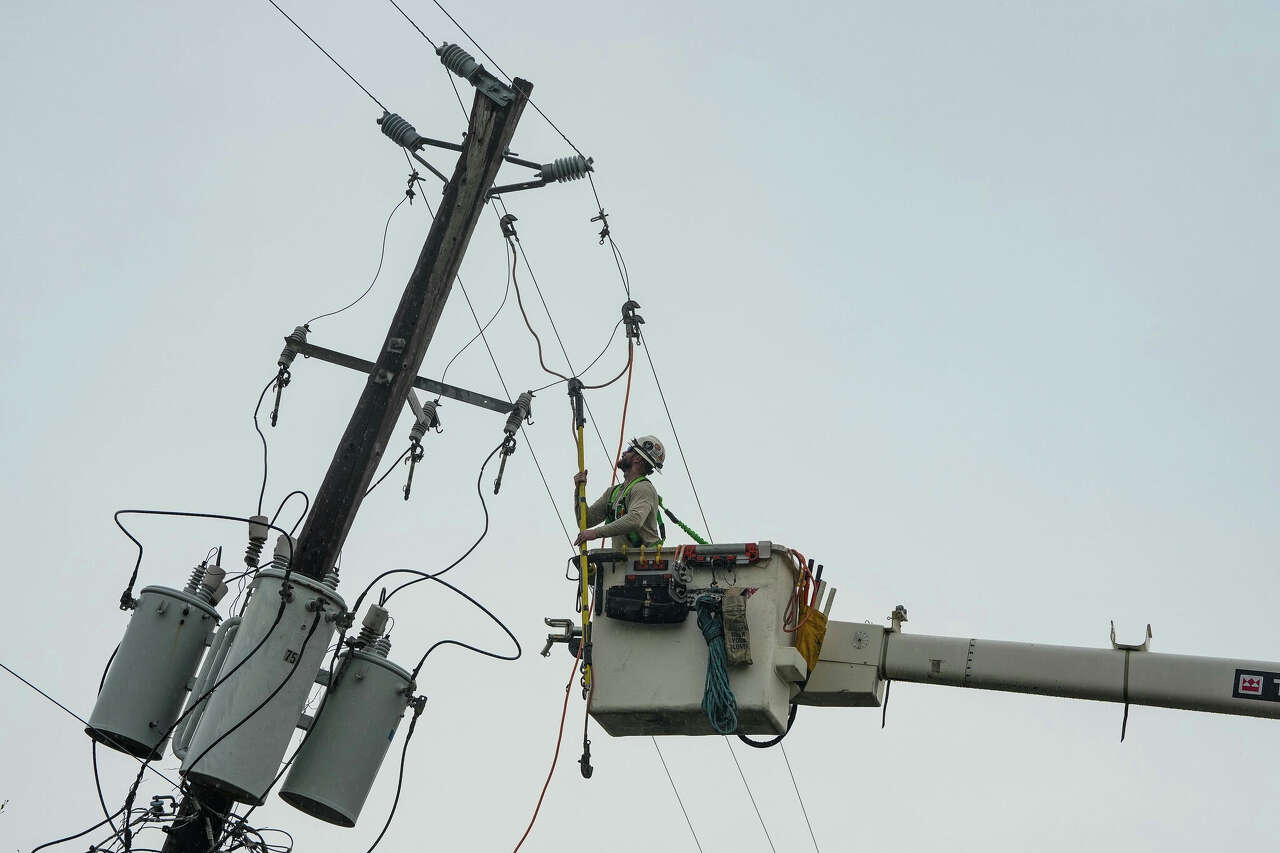 CenterPoint deploys 1,200 technicians as Houston braces for weekend storms