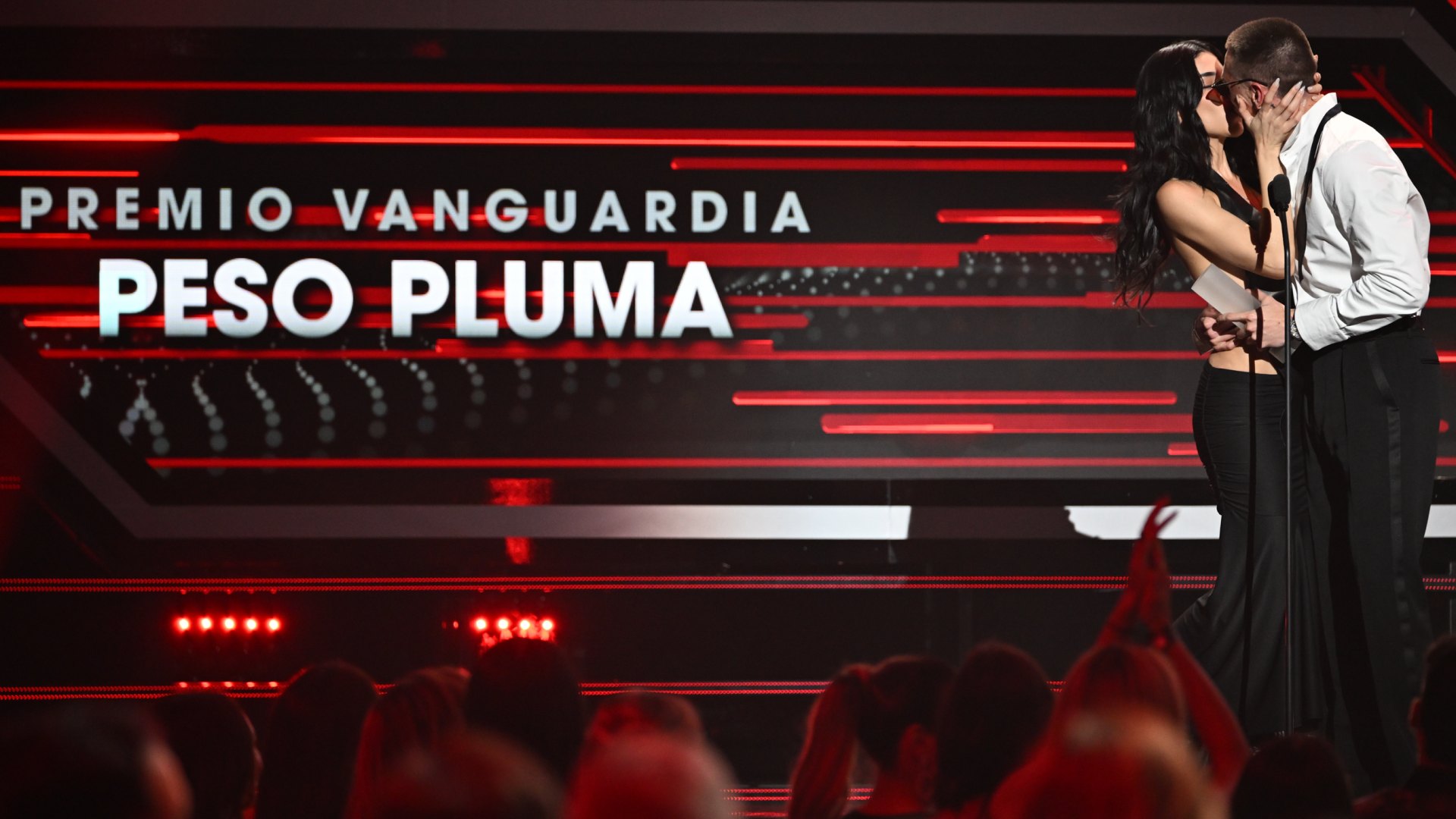 ¿Romántico o inapropiado? Los besos de Kenia Os y Peso Pluma en los ...