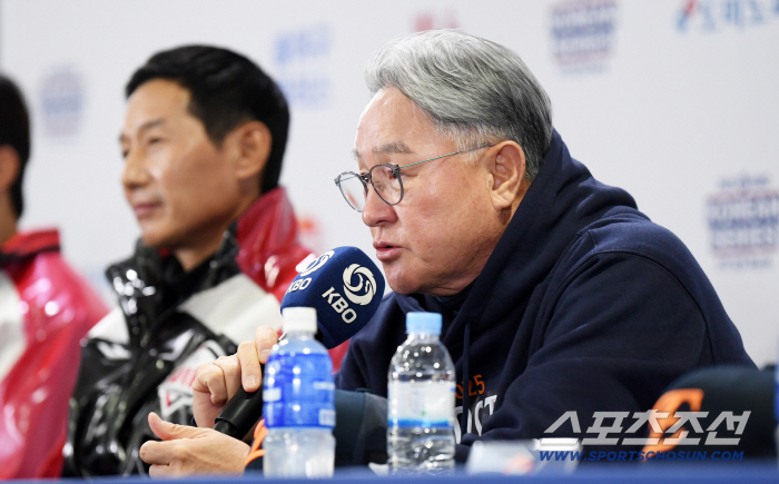 Director Kim Kyung-moon will go out in Game 1 of the Korean Series