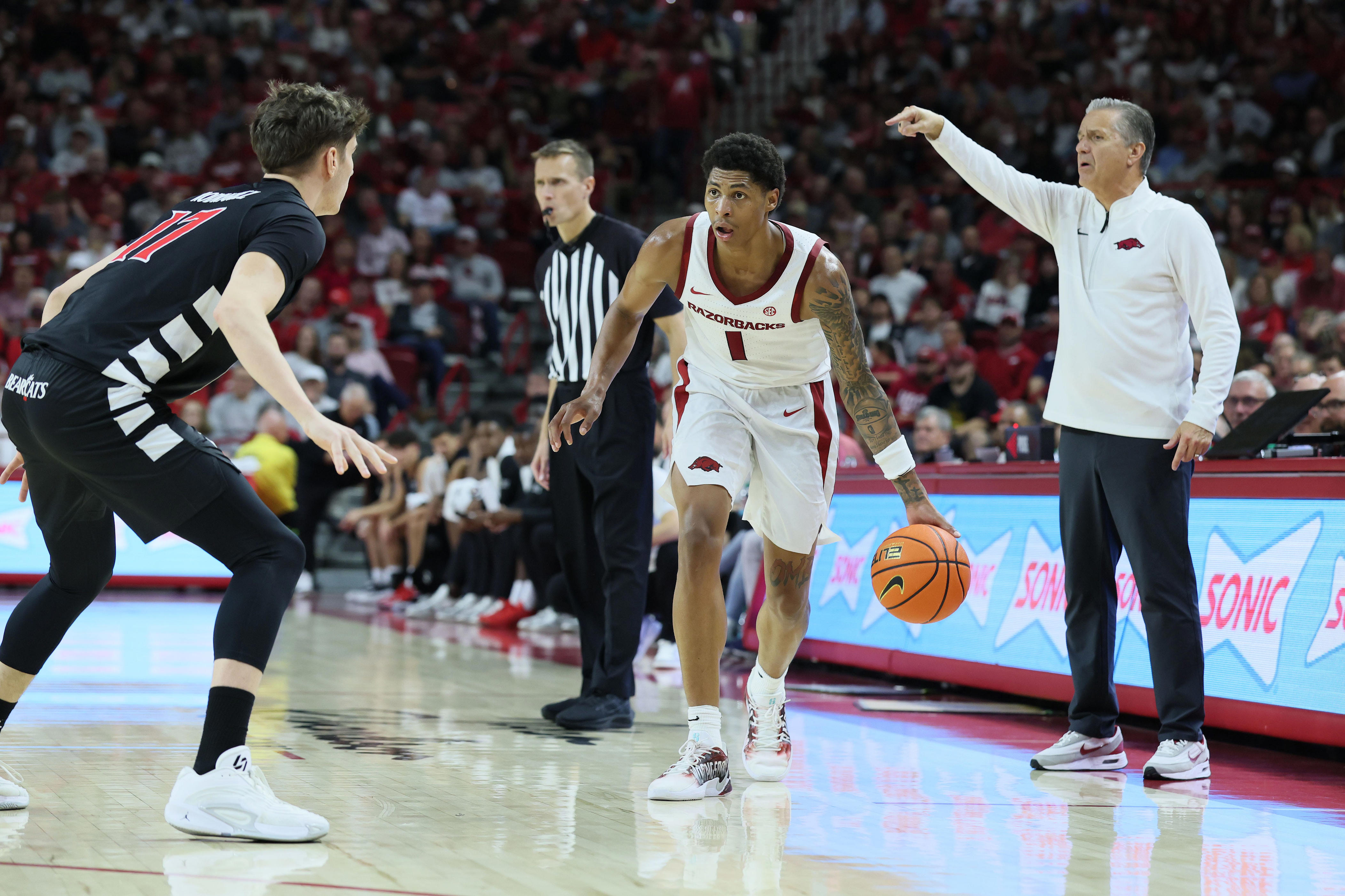 Freshmen power Arkansas basketball to blowout win over Cincinnati in ...