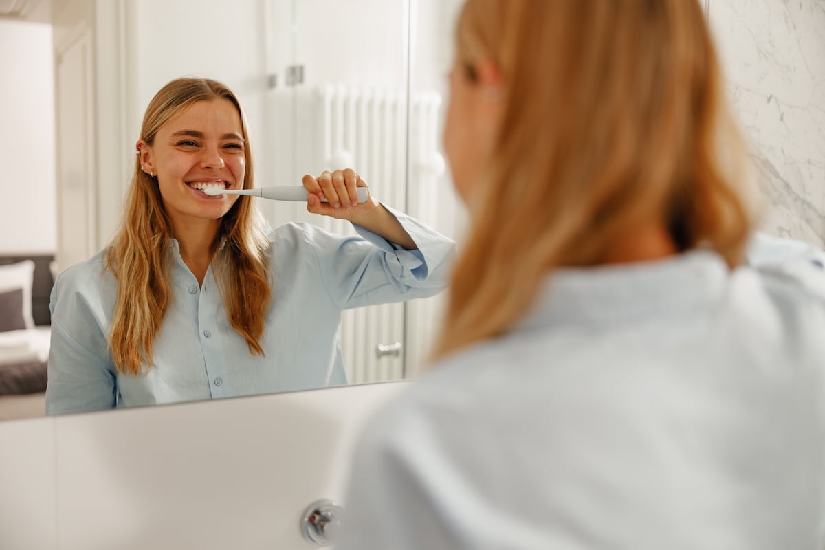 Vous vous rincez la bouche après le brossage ? Voici pourquoi c’est une ...