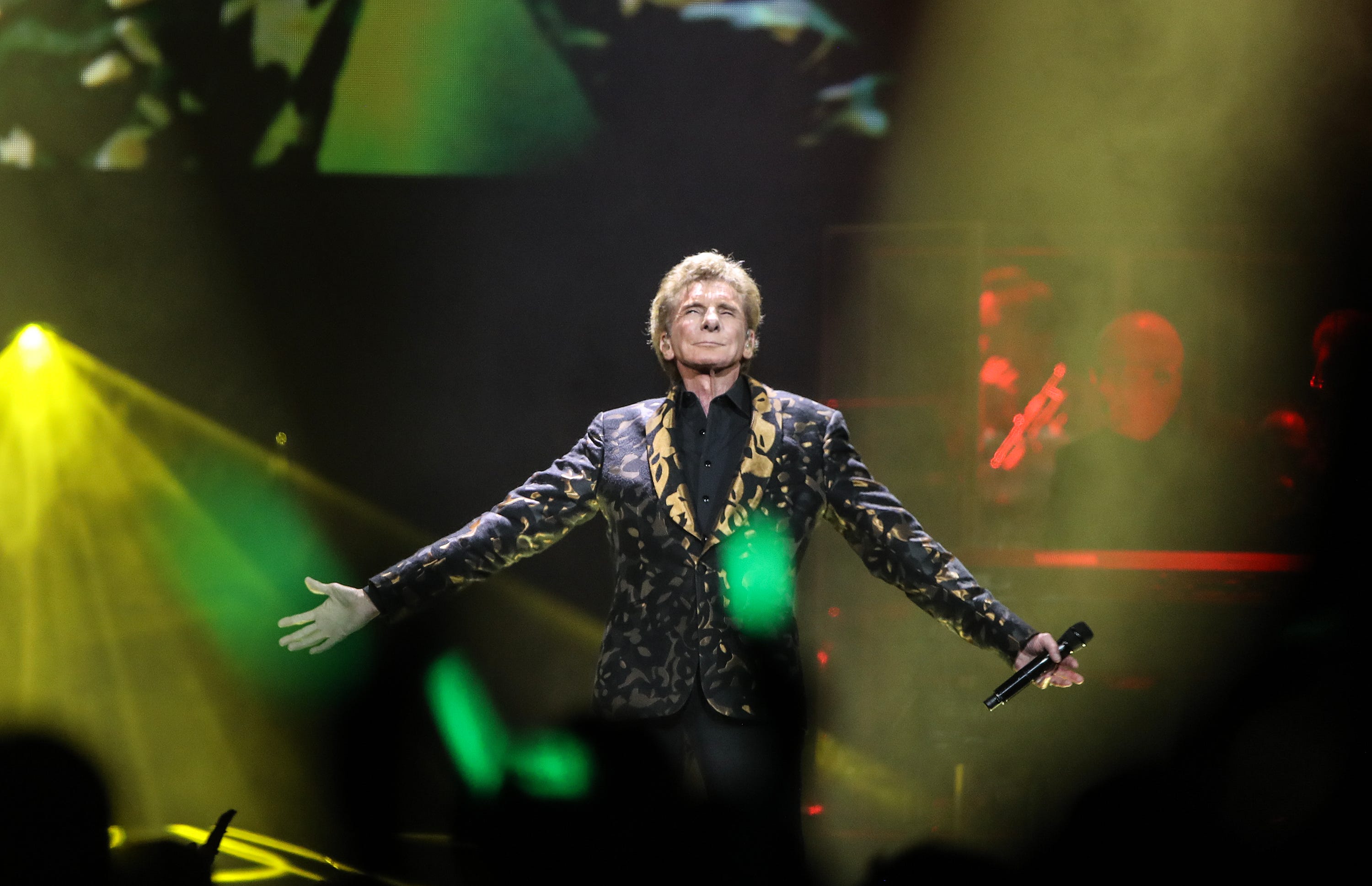 Barry Manilow extends farewell tour with concert at Rupp Arena