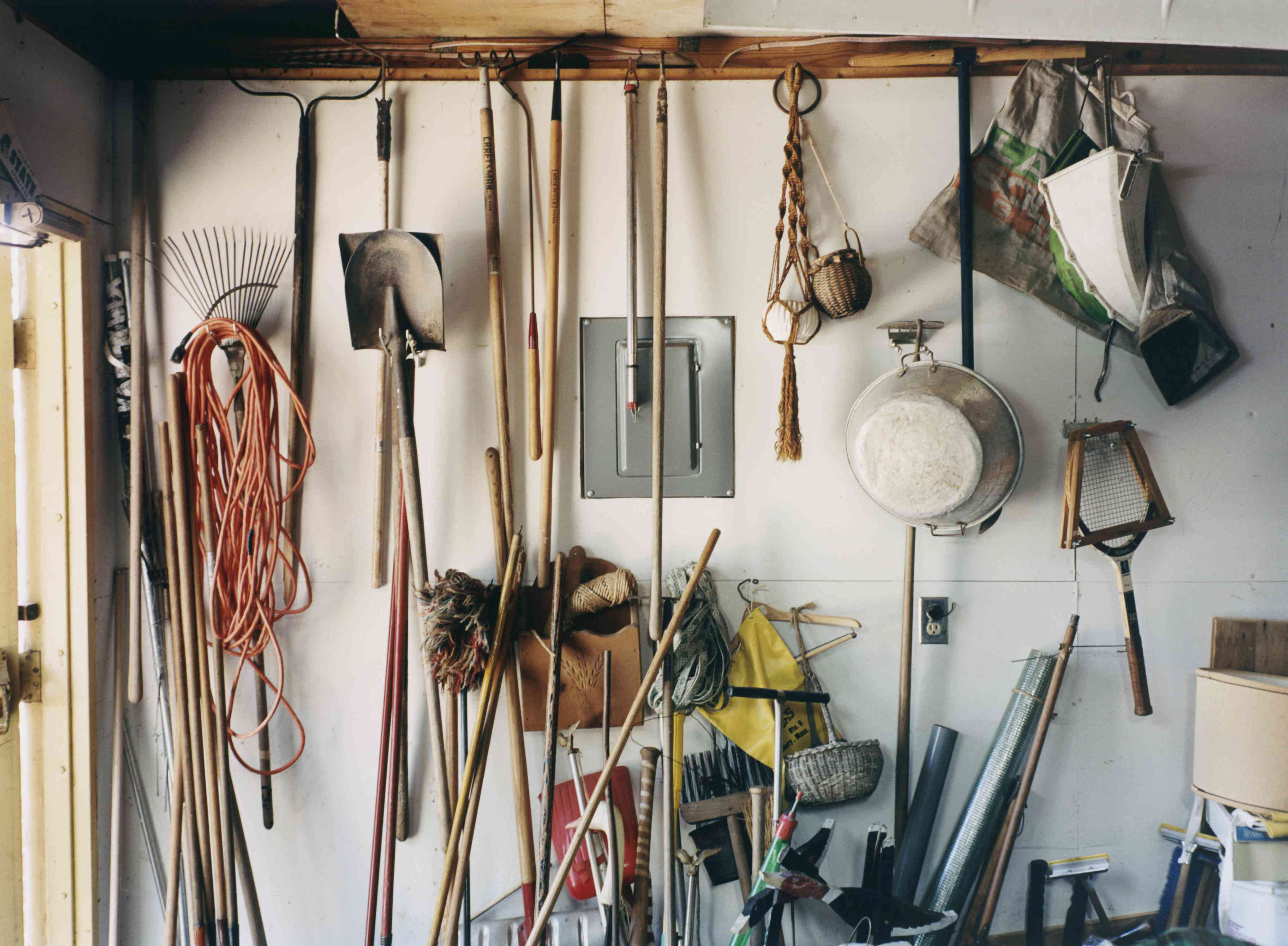 6 things in your garage you should throw out right now to cut clutter ...
