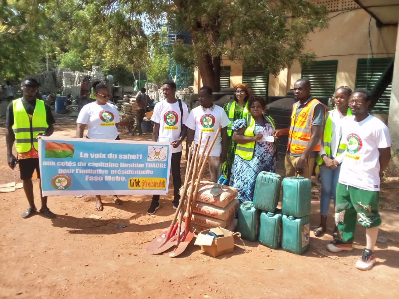 Ouagadougou : Les membres du panel TikTok « La Voix du Sahel 1 » offrent du ciment et du ...