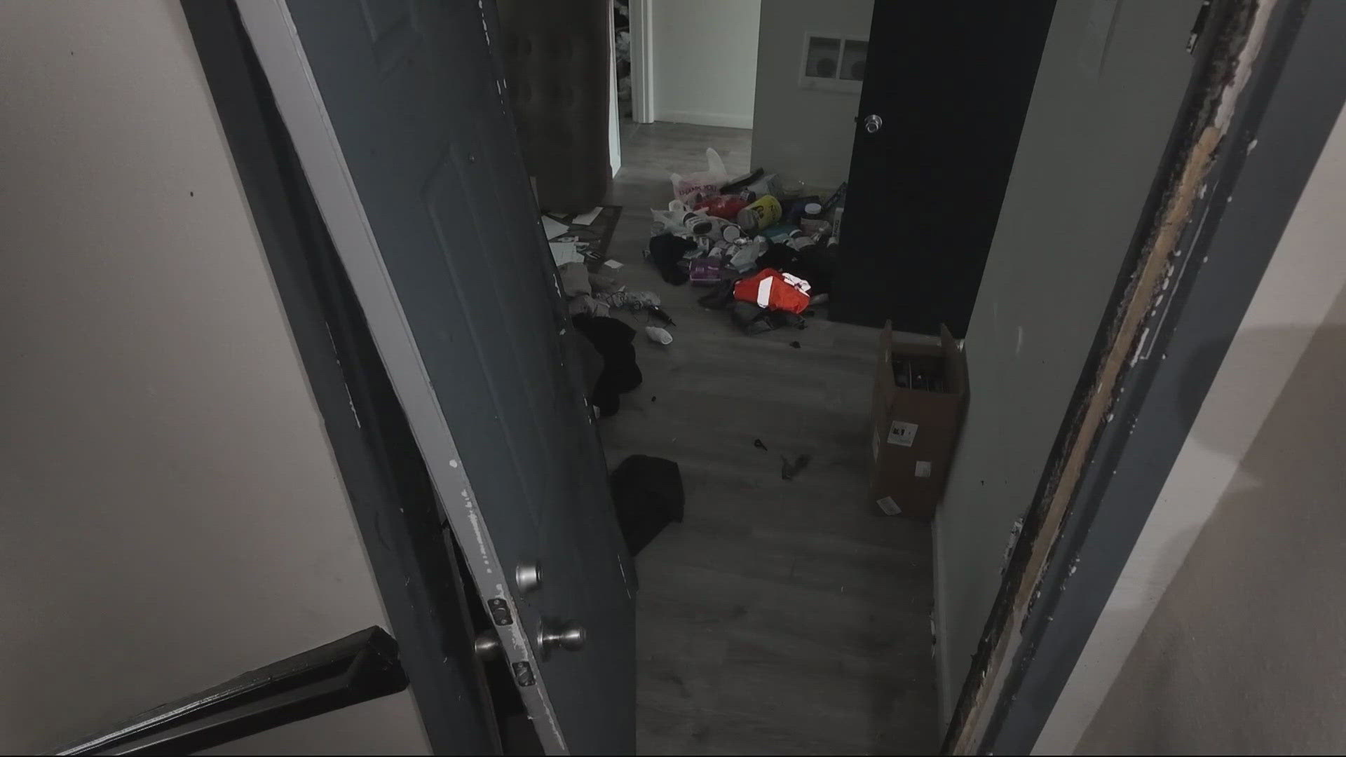 Federal agents raid Gresham apartment, leaving neighbors shaken and ...