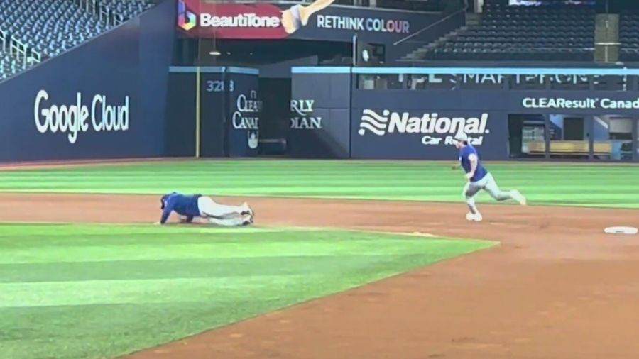 Dodgers manager Dave Roberts faceplants while racing teammate