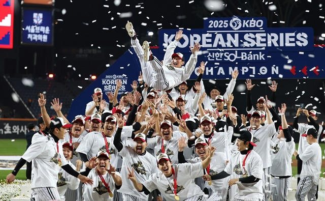 “일주일만 즐길 것” LG V4 이끈 염갈량의 미소…“내년에도 이 자리 서겠다” 약속 [LG V4]