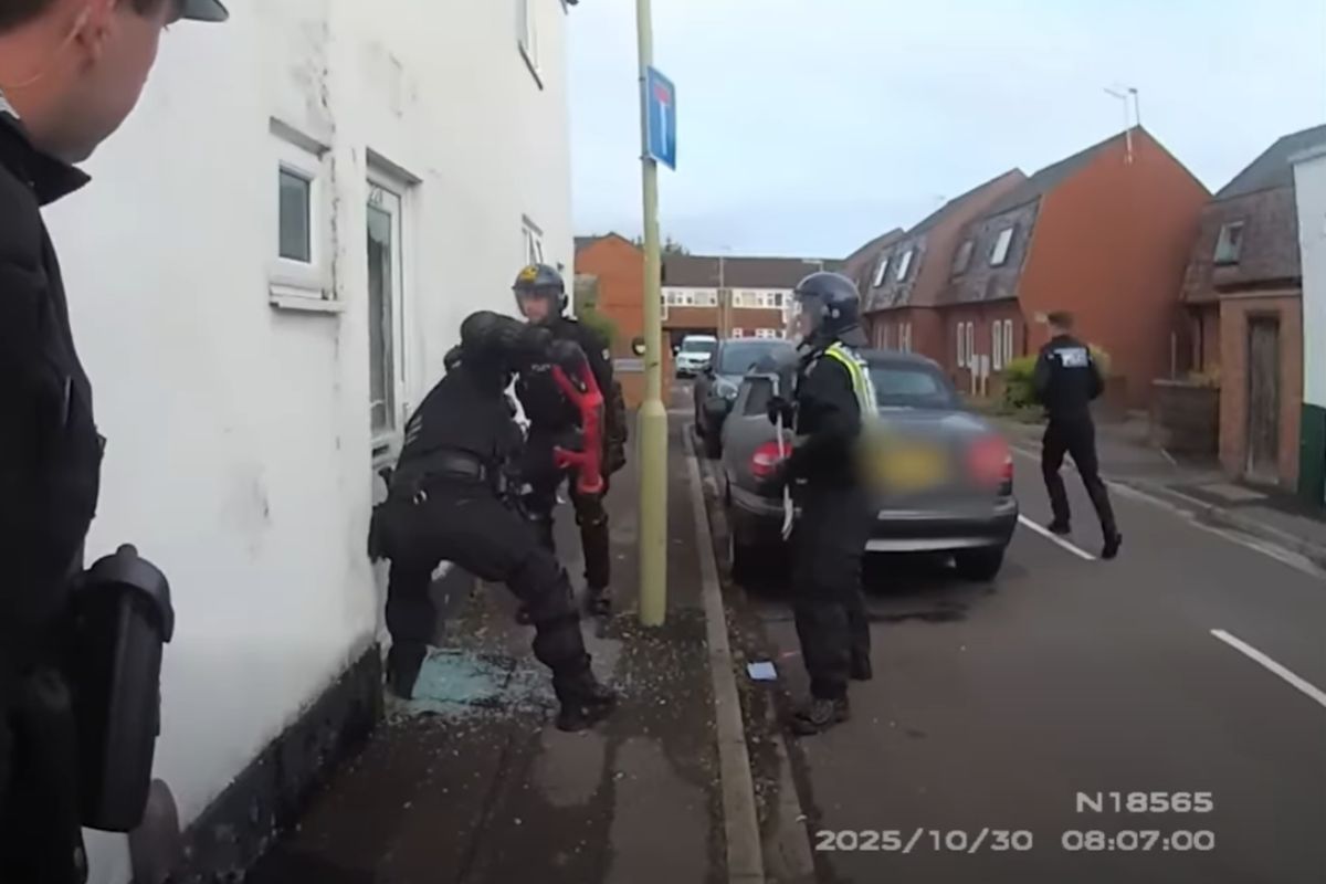 Drugs, cash and weapons seized in Gosport drug raids with three people ...