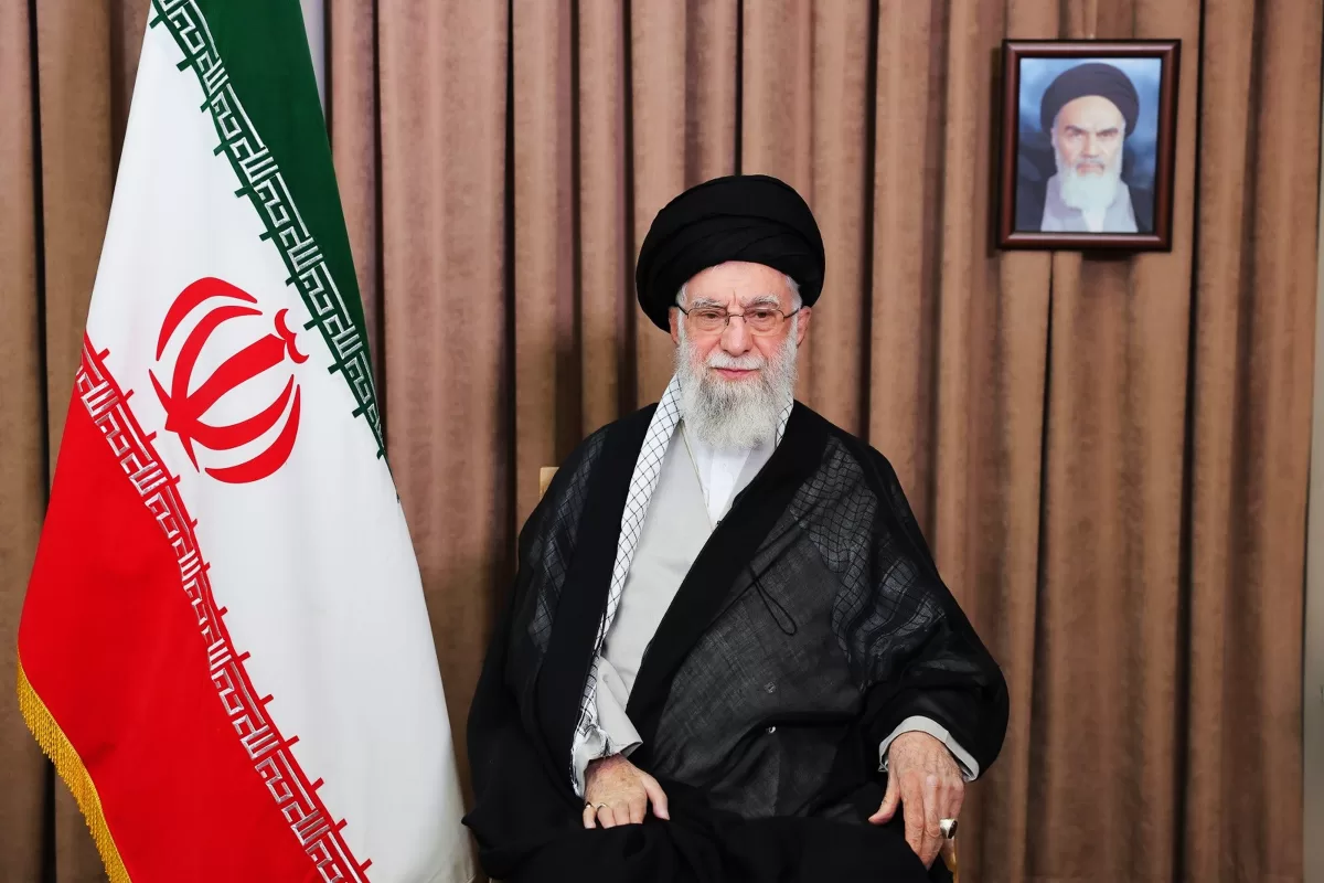 Iran, Omid Sarlak brucia la foto di Khamenei e “si spara” il giorno ...