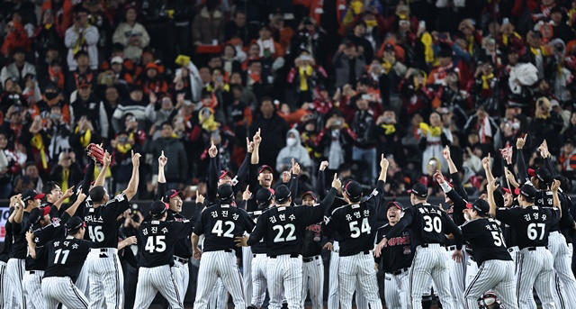 “내년에도 이 자리 설 수 있도록 도전하겠다”…결국 V4 달성한 LG, 다음 목표는 ‘왕조’ 구축! [LG V4]