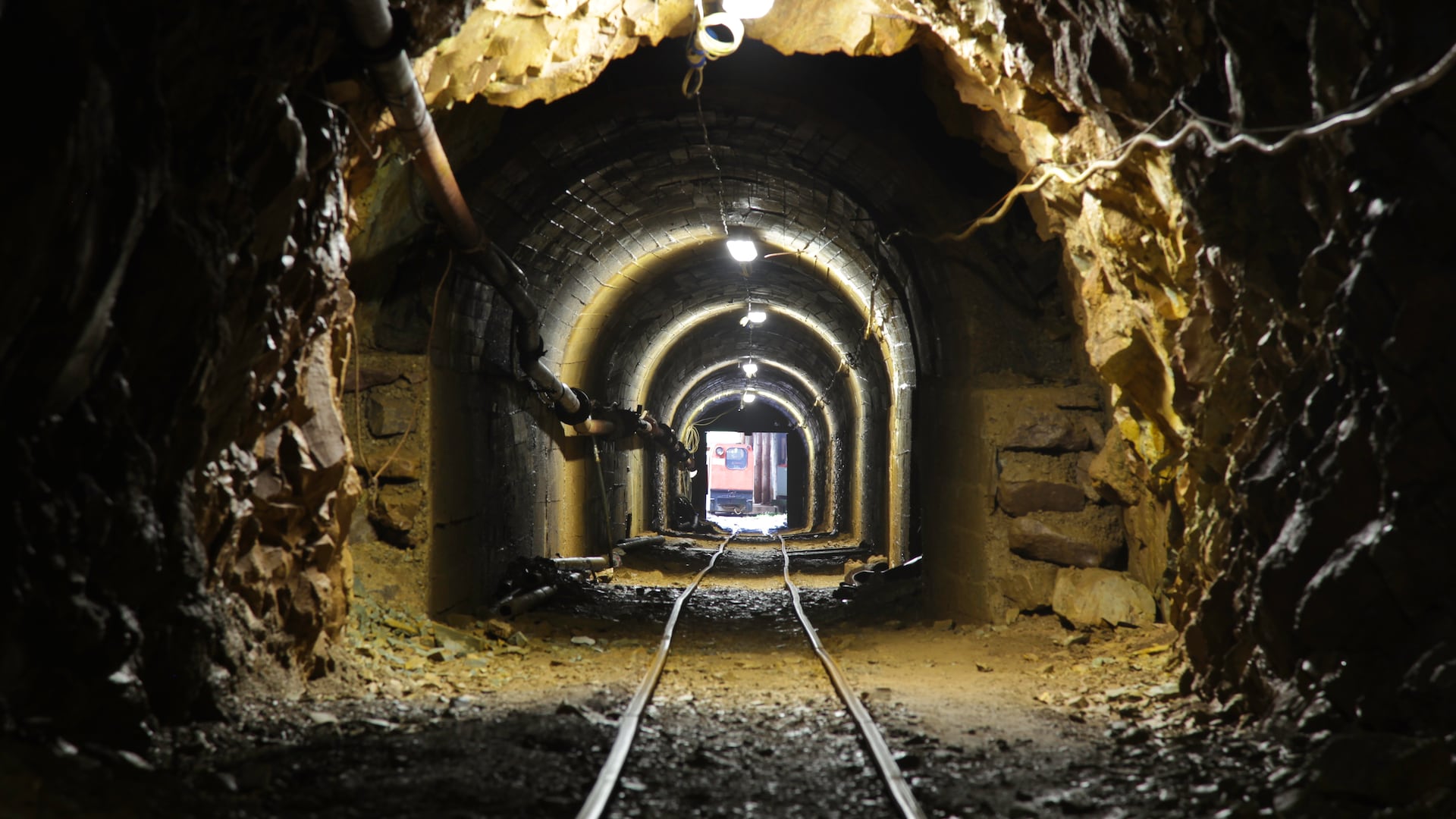 90 Meter unter der Erde: Mine droht einzustürzen – hochmodernes Labor ...