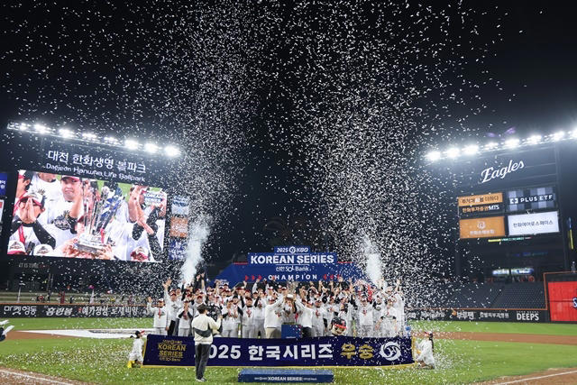 “내년에도 이 자리 설 수 있도록 도전하겠다”…결국 V4 달성한 LG, 다음 목표는 ‘왕조’ 구축! [LG V4]