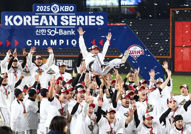 “내년에도 이 자리 설 수 있도록 도전하겠다”…결국 V4 달성한 LG, 다음 목표는 ‘왕조’ 구축! [LG V4]