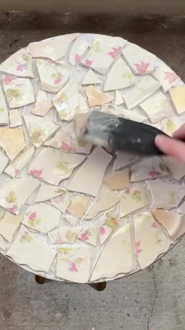 Lay broken plates on your table for this GENIUS porch idea!