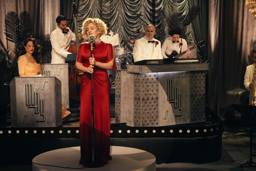 Kelly Clarkson Looks Incredible (and So Different) with Short Curly ...