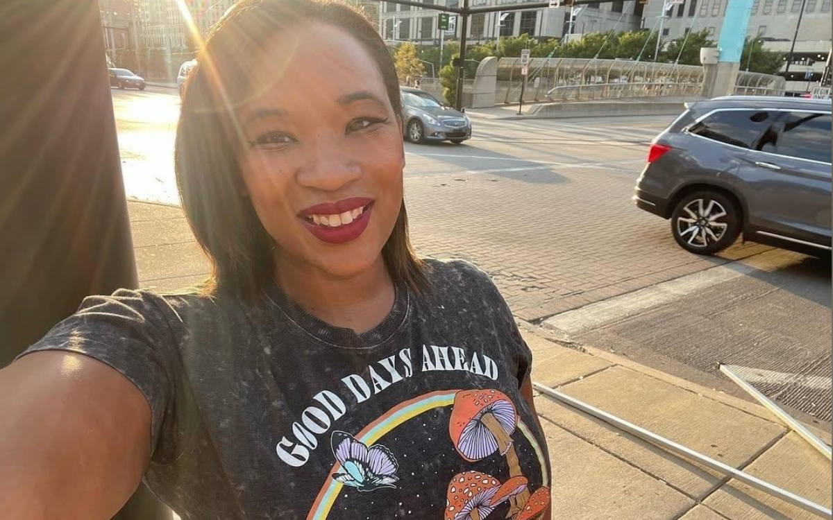 Woman in middle seat on plane gets unexpected offer from man next to her