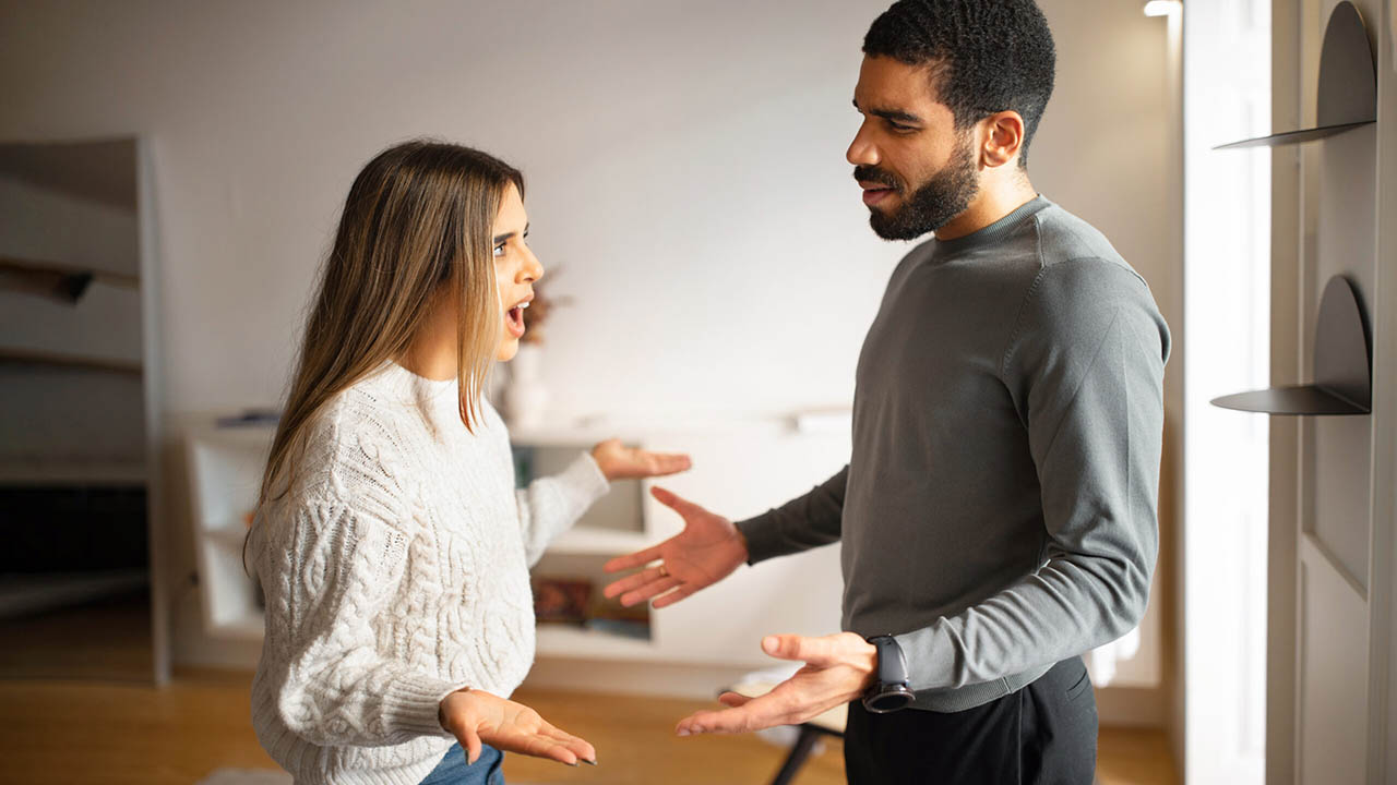 8 Mini Red Flags That Signal a Toxic Partner (Who Probably Won't Change)