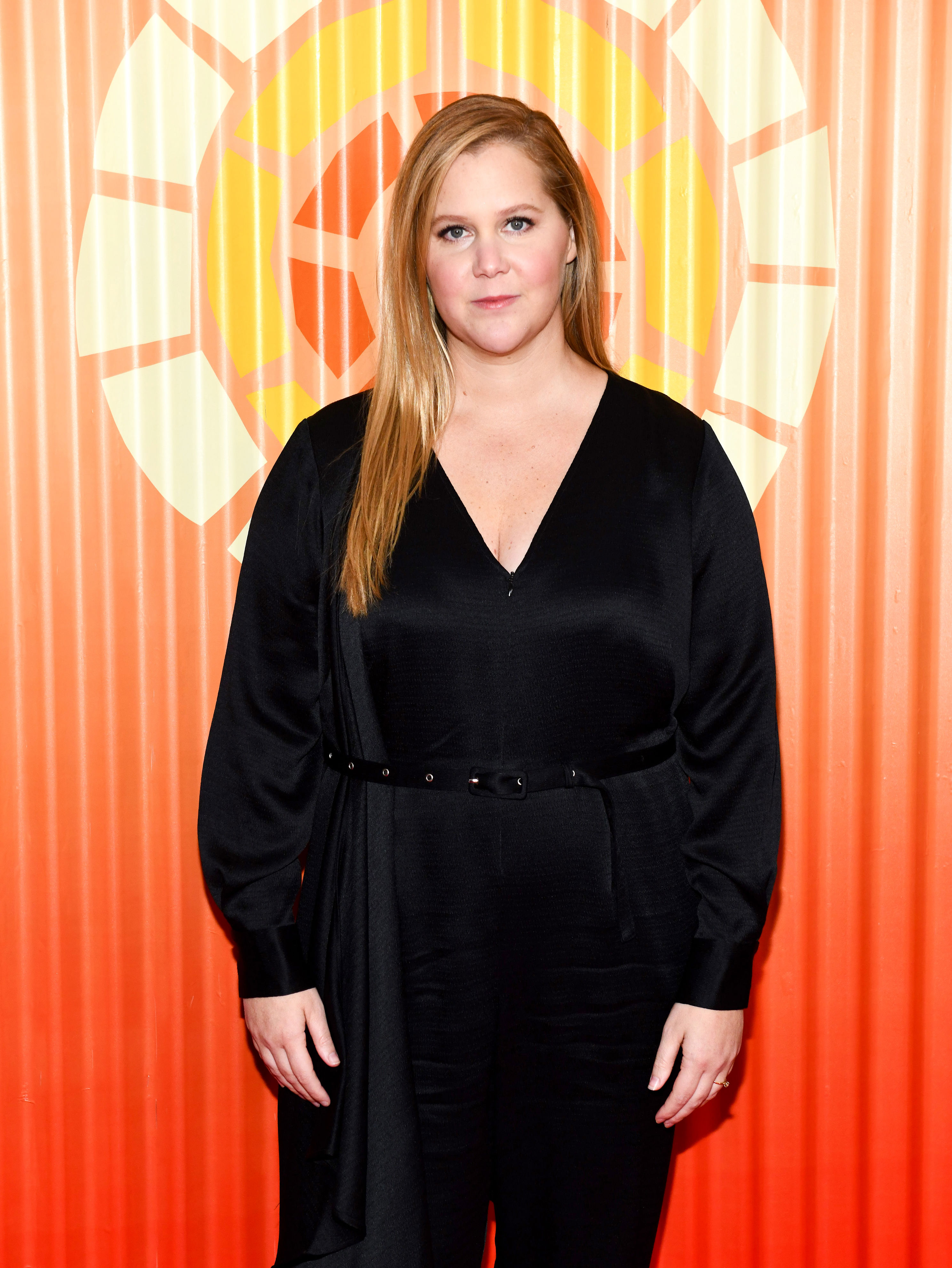 Amy Schumer displays slimmed-down and ‘strong’ figure in low-cut dress ...