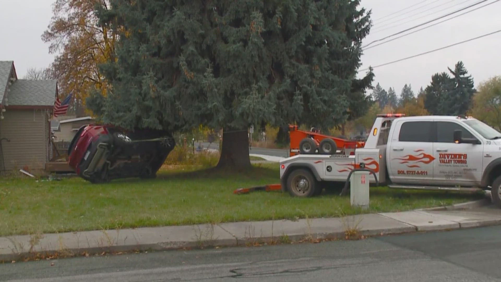 Fire department responds to 3-car rollover crash in Spokane Valley