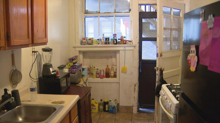 Rogers Park tenants call a rent strike over alleged unsafe living ...