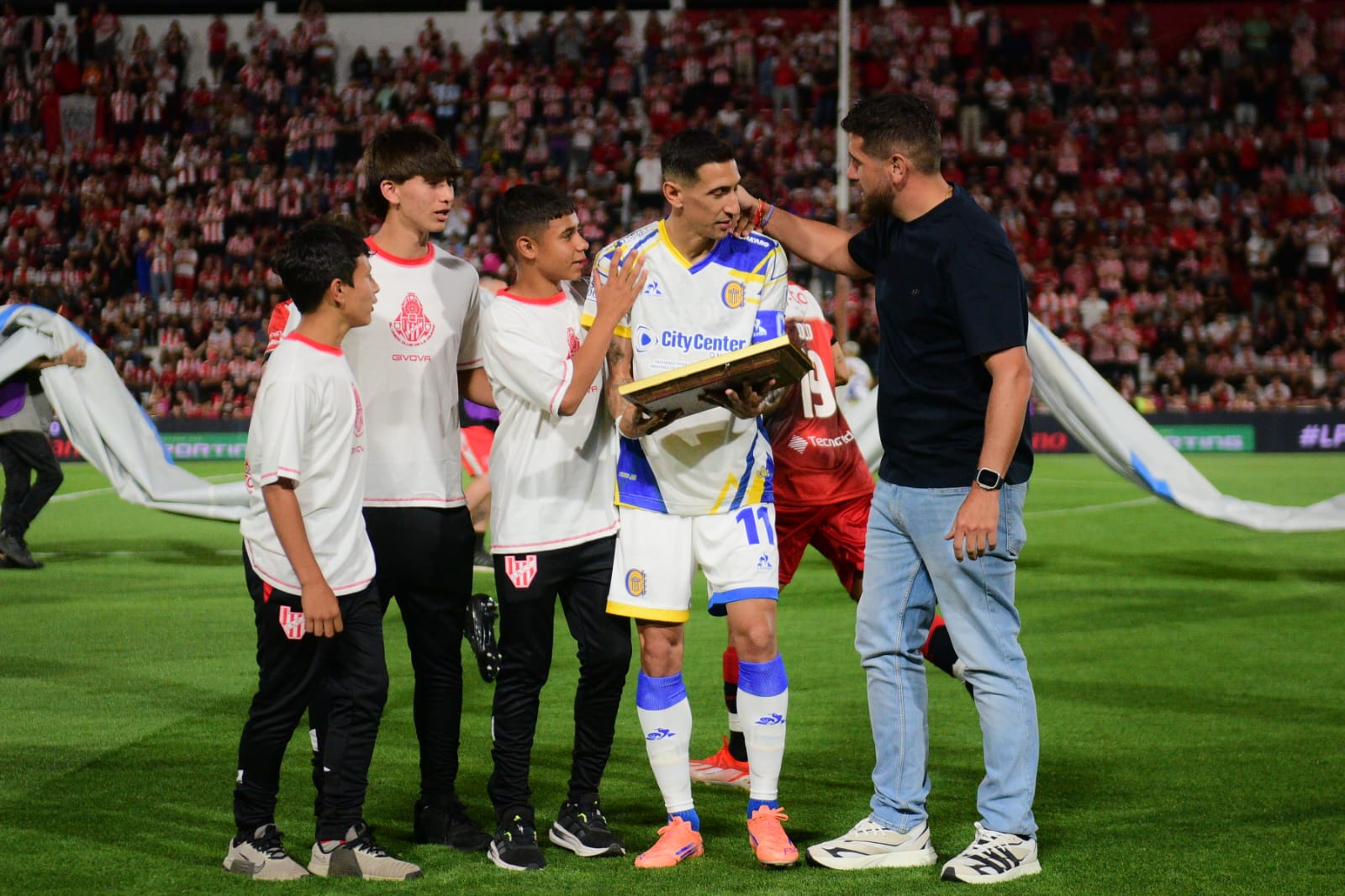 Instituto le rindió a Ángel Di María el homenaje que le faltaba, en Córdoba