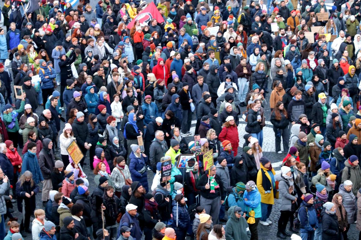 „Herz statt Merz“: Etwa 1000 Menschen demonstrieren gegen Stadtbild ...