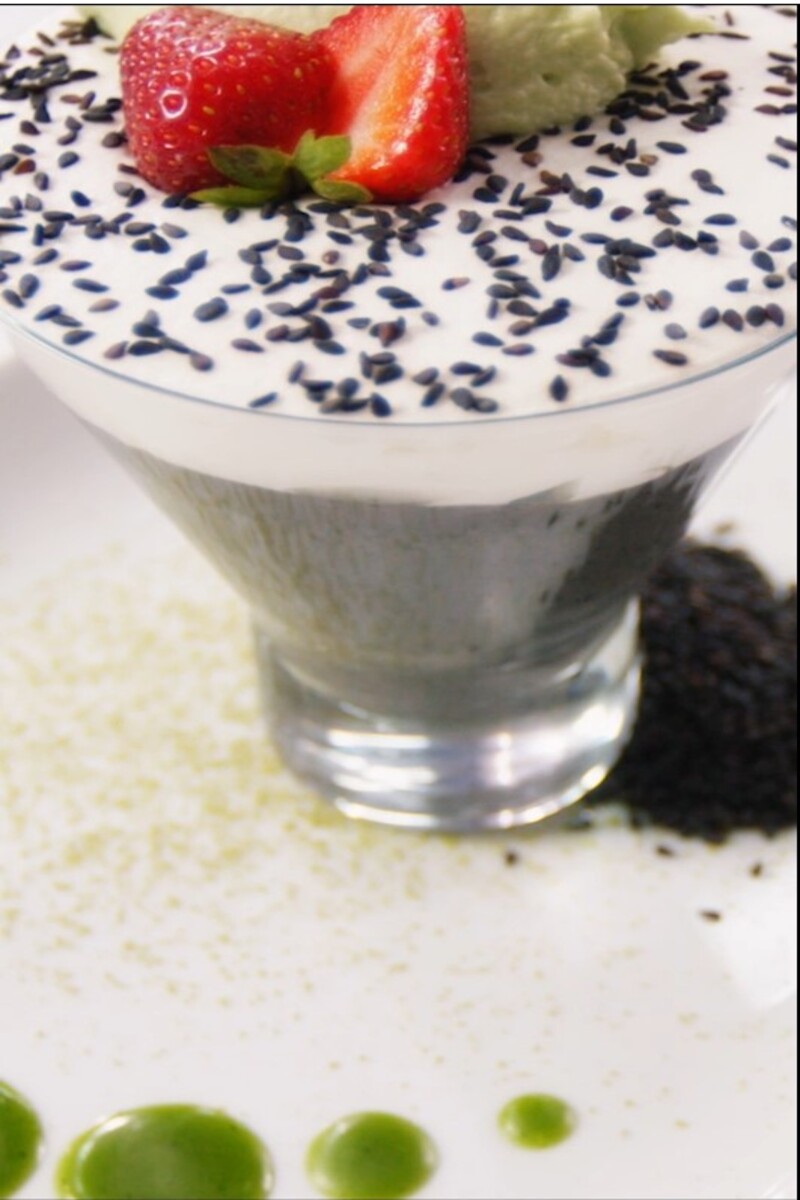 Préparation du Kurogoma, le pudding soyeux au sésame noir du Japon