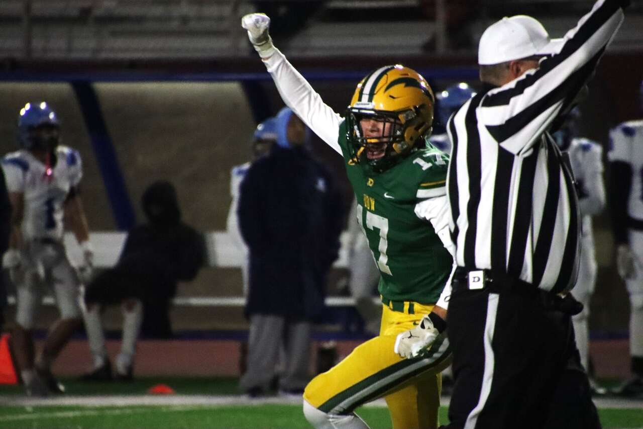 Dow football dominates Mott in district semifinal