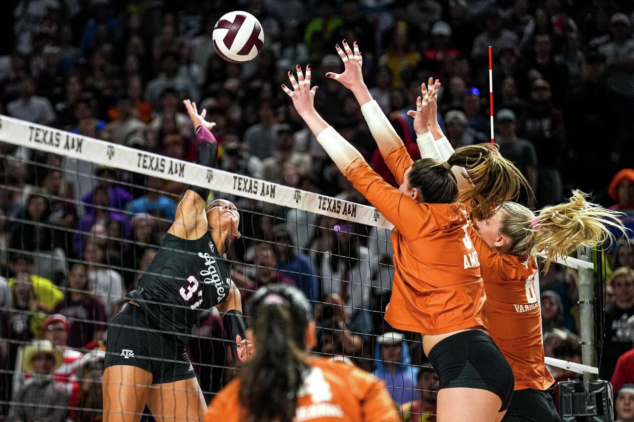 Live updates: No. 2 Texas volleyball tries to hand No. 3 Kentucky first ...