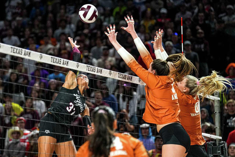Live updates: No. 2 Texas volleyball tries to hand No. 3 Kentucky first ...