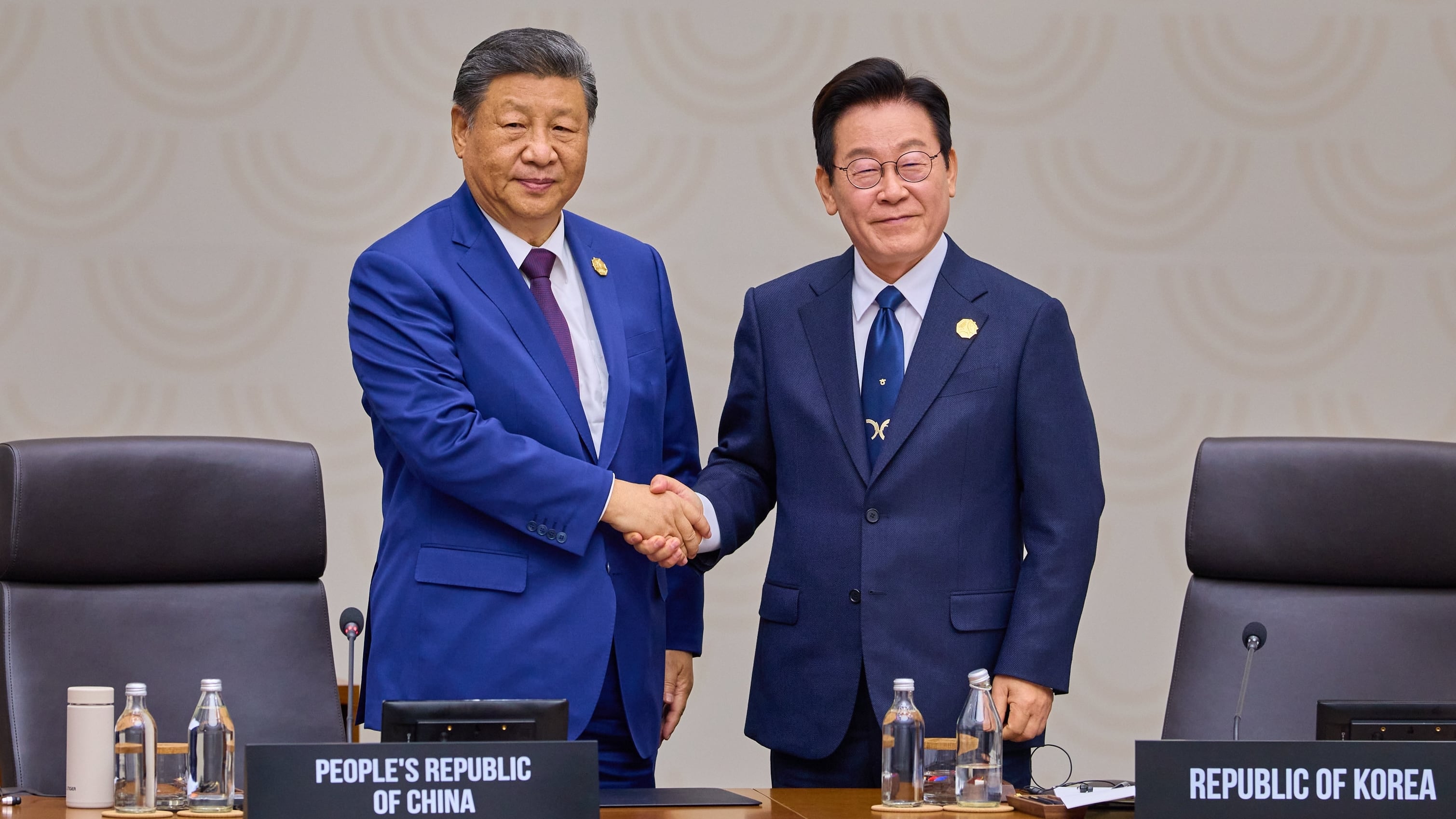 Lee, Xi Discuss Butterflies for Shenzhen APEC