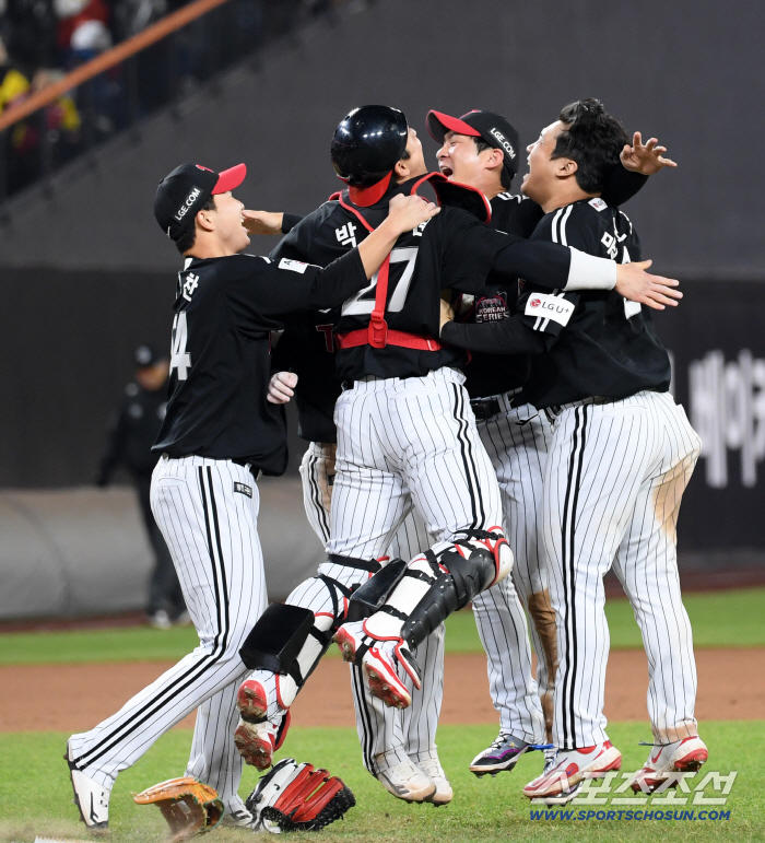 LG Twins' Park Dong-won, Yoo Young-chan, Oh Ji Hwan-moon-gyeong cheers