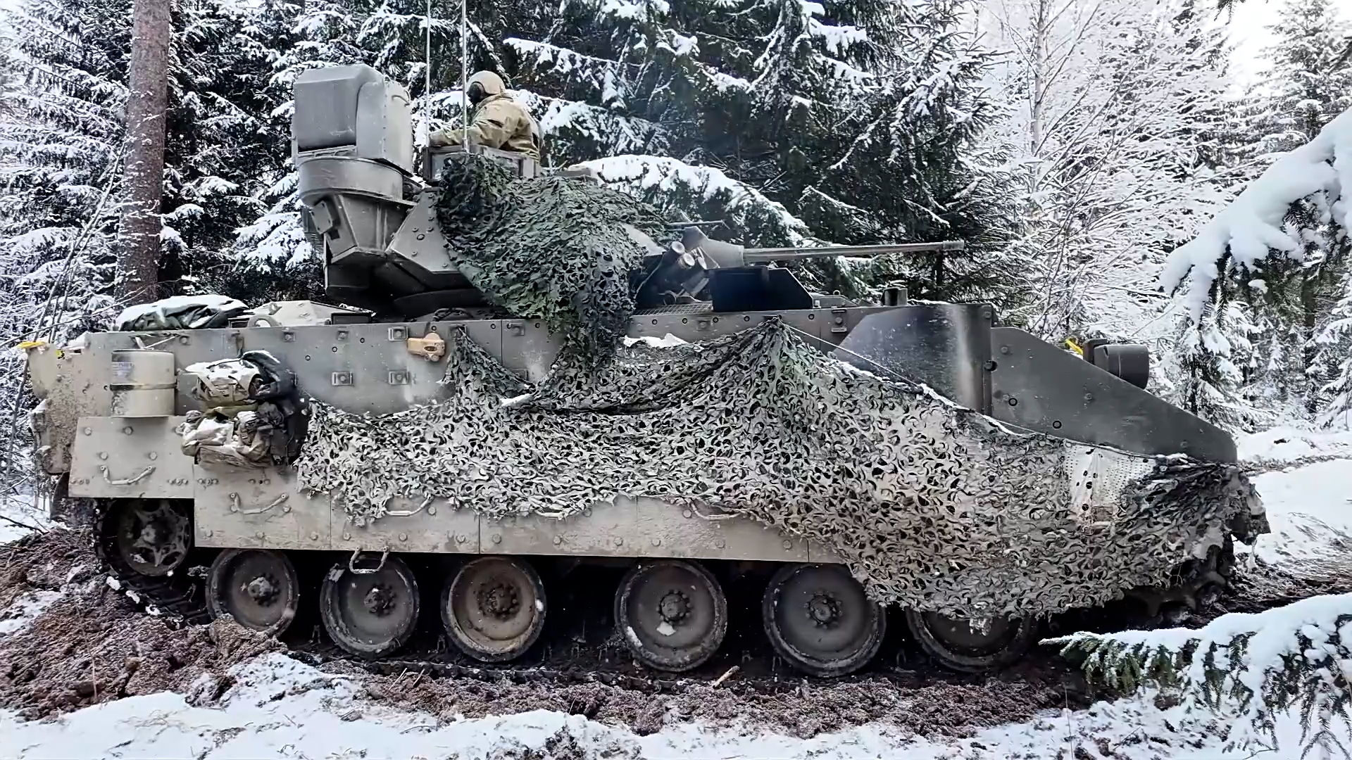 Soldats américains en formation sur les manœuvres de chars en hiver
