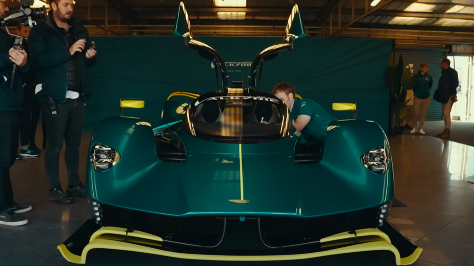 1015 PS Aston Martin Valkyrie AMR Pro auf der Strecke