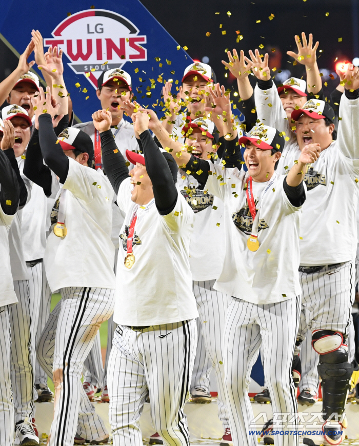 [포토] 한국시리즈 MVP 김현수 '챔피언'