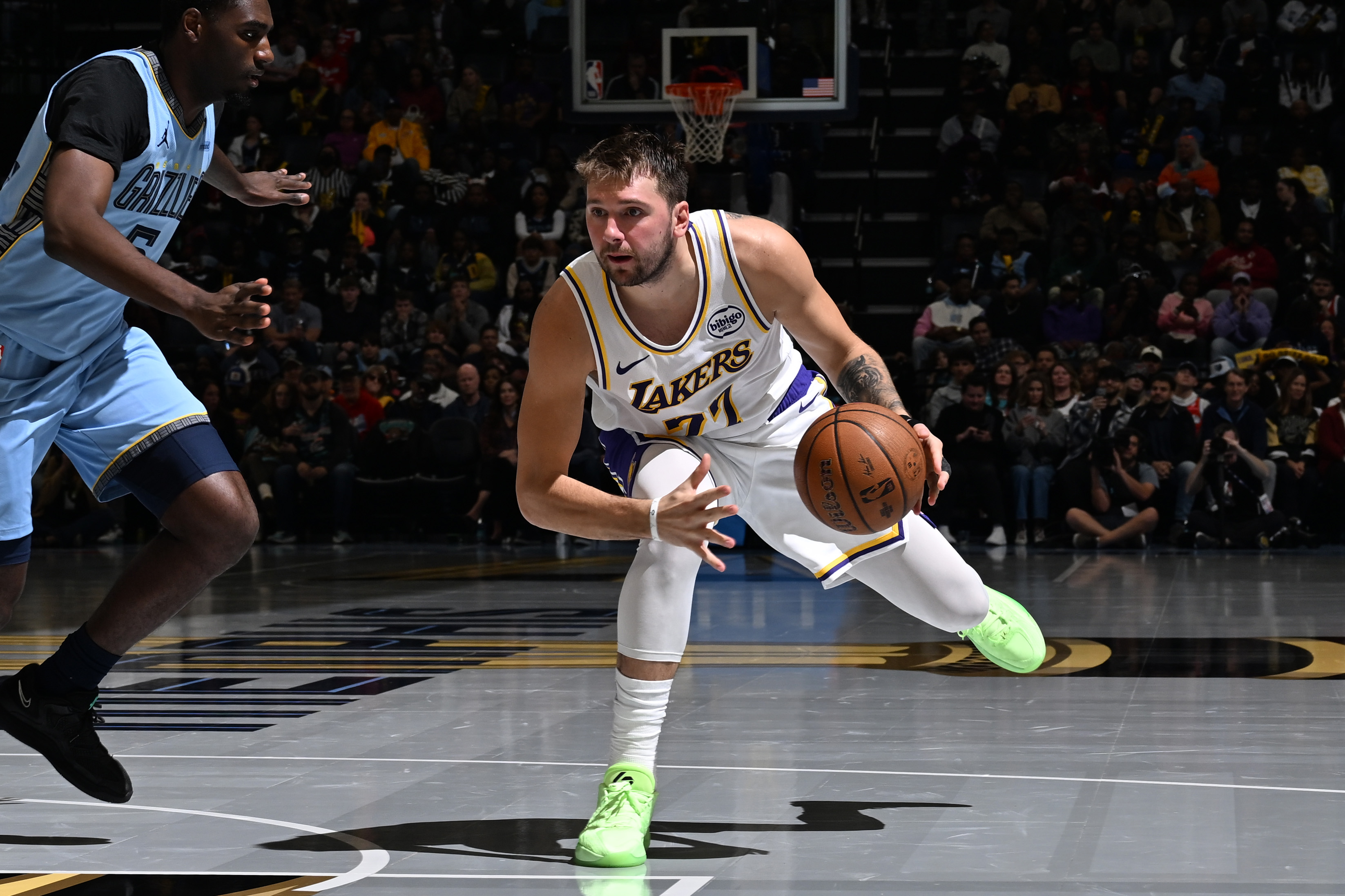 Lakers begin NBA Cup play with win over Grizzlies