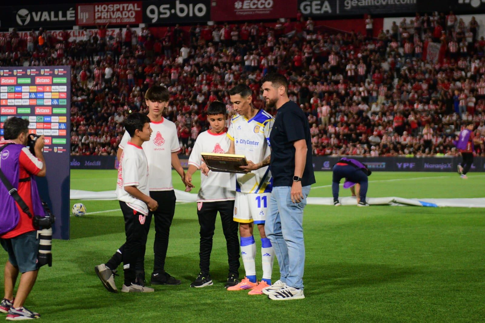 Instituto le rindió a Ángel Di María el homenaje que le faltaba, en Córdoba